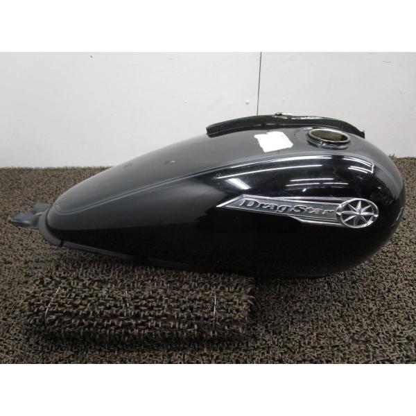 ドラッグスター250　ガソリンタンク フューエルコック商品説明使用感等に伴うキズ、サビございます。タンク内サビございます。フューエルコックの切替確認とれておりますが動作未確認です。商品の状態は、画像にてご確認下さい。修復素材に、いかがですか...