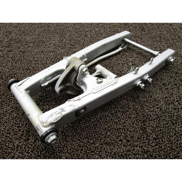 CRM80　スイングアーム リアアクスルシャフト リンク商品説明始動確認済み車両からの取り外しとなります。使用感等に伴うキズ、サビ、ガリキズございます。商品の状態は、画像にてご確認下さい。修復素材に、いかがですか♪中古品の為、神経質な方のご...