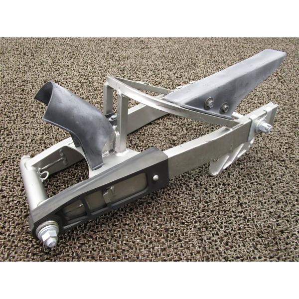 KSR110　スイングアーム チェーンカバーリアアクスルシャフト商品説明始動確認済み車両からの取り外しとなります。使用感等に伴うキズ、サビ、スリキズございます。商品の状態は、画像にてご確認下さい。修復素材に、いかがですか♪中古品の為、神経質...