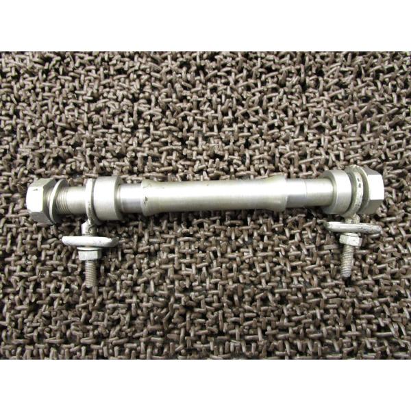 トライアンフ T20 タイガーカブ　リアアクスルシャフト商品説明使用感等に伴うキズ、サビございます。片側のアジャスターボルトに曲がりございます(画像1枚目右側)。商品の状態は、画像にてご確認下さい。修復素材に、いかがですか♪中古品の為、神経...