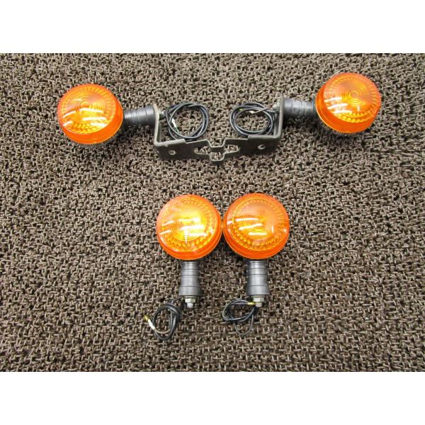 YB-1　ウインカー4個セット商品説明始動確認済み車両からの取り外しとなります。使用感等に伴うキズ、サビ、ガリキズございます。リアウインカーステーに歪み(画像1枚目参照)、ヒビ入っている箇所(画像10枚目参照)ございます。片側リアウインカー...