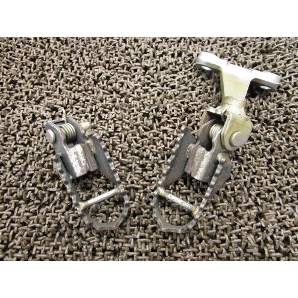 ジェベル250XC　メインステップ ステー 左右商品説明始動確認済み車両からの取り外しとなります。使用感等に伴うキズ、サビ、ガリキズございます。商品の状態は、画像にてご確認下さい。修復素材に、いかがですか♪中古品の為、神経質な方のご入札はご...