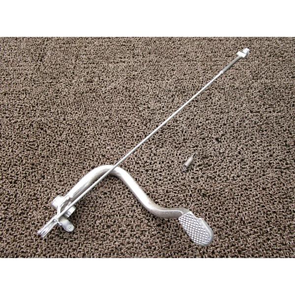 CL250　ブレーキペダル ロッド商品説明使用感等に伴うキズ、サビございます。アームにガリキズございます。ロッドに若干曲がりございます。商品の状態は、画像にてご確認下さい。修復素材に、いかがですか♪中古品の為、神経質な方のご入札はご遠慮願い...