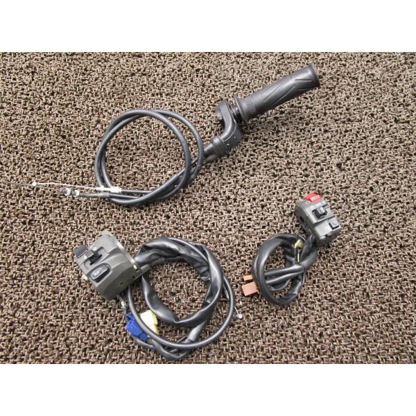 YZF-R1　ハンドルスイッチ 左右 スロットル ワイヤー商品説明始動確認済み車両からの取り外しとなります。使用感等に伴うキズございます。切替確認とれております。商品の状態は、画像にてご確認下さい。修復素材に、いかがですか♪中古品の為、神経...