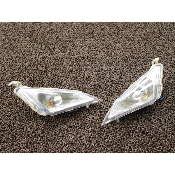 マジェスティ250C　ウインカー商品説明使用感等に伴うキズ、スリキズございます。片方の電球取付穴に歪みございます(画像9枚目参照)。片方の電球の突起が欠損しております(画像10枚目参照)。商品の状態は、画像にてご確認下さい。修復素材に、いか...