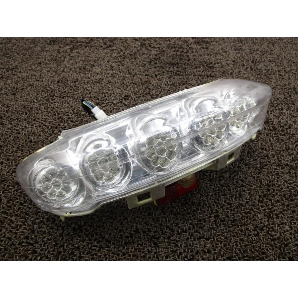 マジェスティ250C　テールランプ商品説明使用感等に伴うキズございます。取付部に欠けございます(画像6、7枚目参照)。商品の状態は、画像にてご確認下さい。修復素材に、いかがですか♪中古品の為、神経質な方のご入札はご遠慮願います。【車両情報】...