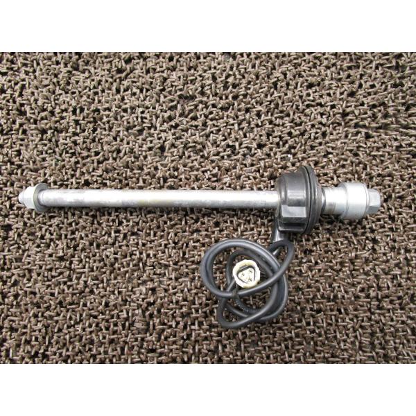マジェスティ250C　フロントアクスルシャフト商品説明使用感等に伴うキズございます。メーターギアは付属しております。突起が片側欠損しております(画像4枚目参照)。商品の状態は、画像にてご確認下さい。修復素材に、いかがですか♪中古品の為、神経...