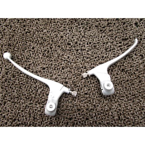 CB93　レバー セット ブレーキ クラッチ ホルダー商品説明使用感等に伴うキズ、サビございます。ブレーキレバーに曲がりございます(画像4枚目参照)。クラッチレバー先端は欠けております(画像5枚目参照)。商品の状態は、画像にてご確認下さい。...