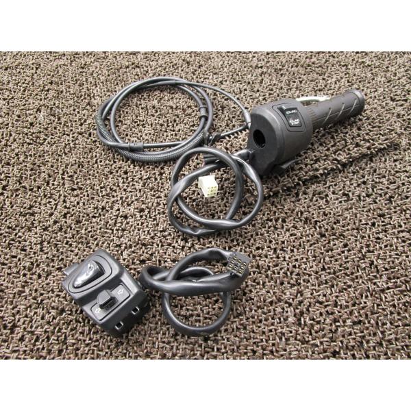 PCX125　ハンドルスイッチ 左右 スロットルワイヤー商品説明始動確認済み車両からの取り外しとなります。使用感等に伴うキズございます。スイッチの切替確認とれております。商品の状態は、画像にてご確認下さい。修復素材に、いかがですか♪中古品の...