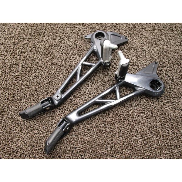 VTR250　ステップ ステー 左右メイン タンデム商品説明始動確認済み車両からの取り外しとなります。使用感等に伴うキズ、サビ、スリキズございます。左ステー上部に凹んでいる箇所ございます。商品の状態は、画像にてご確認下さい。修復素材に、いか...