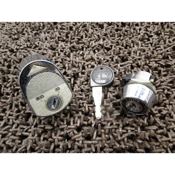 ハーレー FLHTCU1340　イグニッションキー セット商品説明使用感等に伴うキズ、サビございます。カギの切替確認とれております。商品の状態は、画像にてご確認下さい。修復素材に、いかがですか♪中古品の為、神経質な方のご入札はご遠慮願います...