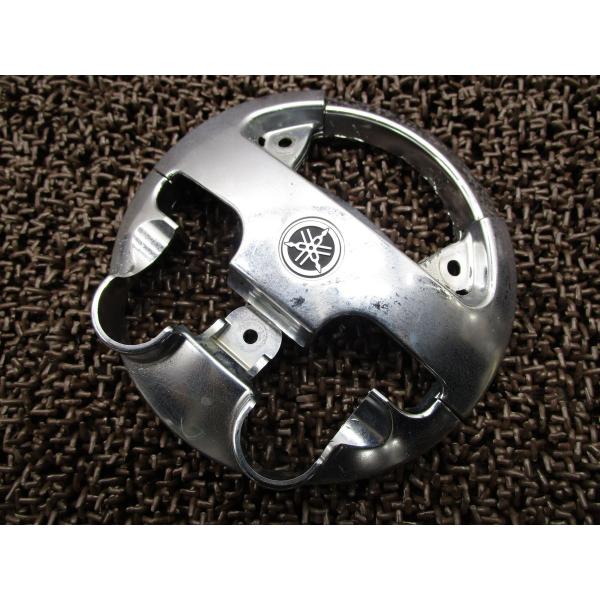 マジェスティ250C　トップブリッジカバー商品説明使用感等に伴うキズ、メッキ浮きございます。商品の状態は、画像にてご確認下さい。修復素材に、いかがですか♪中古品の為、神経質な方のご入札はご遠慮願います。【車両情報】■メーカー：ヤマハ■車名：...