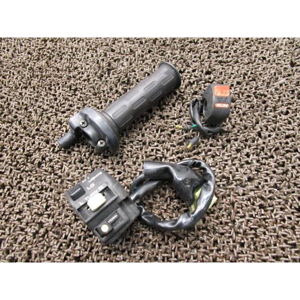 TLM220R　ハンドルスイッチ 左右 スロットル商品説明始動確認済み車両からの取り外しとなります。使用感等に伴うキズございます。スイッチの切替確認とれております。左ボックス内の突起は削られております。商品の状態は、画像にてご確認下さい。修...