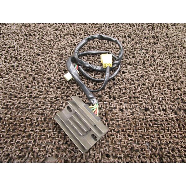 CRM250R　レギュレター商品説明始動確認済み車両からの取り外しとなります。使用感等に伴うキズございます。商品の状態は、画像にてご確認下さい。修復素材に、いかがですか♪中古品の為、神経質な方のご入札はご遠慮願います。【車両情報】■メーカー...