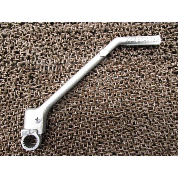 CRM250R　キックペダル商品説明始動確認済み車両からの取り外しとなります。使用感等に伴うキズございます。商品の状態は、画像にてご確認下さい。修復素材に、いかがですか♪中古品の為、神経質な方のご入札はご遠慮願います。【車両情報】■メーカー...