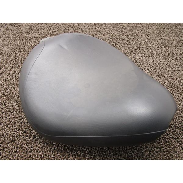 ドラッグスター250　メインシート商品説明始動確認済み車両からの取り外しとなります。使用感等に伴うキズございます。商品の状態は、画像にてご確認下さい。修復素材に、いかがですか♪中古品の為、神経質な方のご入札はご遠慮願います。【車両情報】■メ...