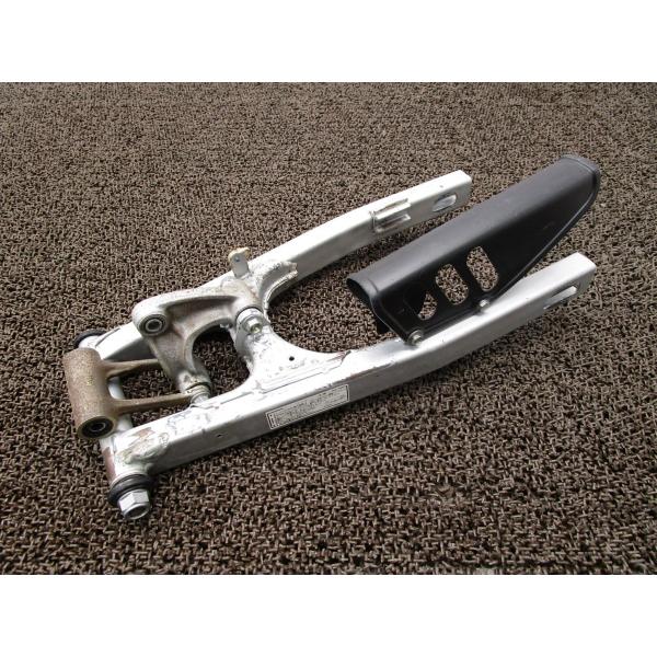 CRM80　スイングアーム リンク チェーンカバー商品説明始動確認済み車両からの取り外しとなります。使用感等に伴うキズ、サビ、スリキズございます。商品の状態は、画像にてご確認下さい。修復素材に、いかがですか♪中古品の為、神経質な方のご入札は...