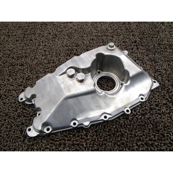 トライアンフ スピードトリプル955i　オイルパン商品説明始動確認済み車両からの取り外しとなります。使用感等に伴うキズございます。商品の状態は、画像にてご確認下さい。OH素材に、いかがですか♪中古品の為、神経質な方のご入札はご遠慮願います。...