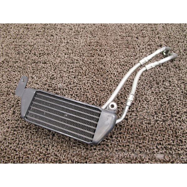 トライアンフ スピードトリプル955i　オイルクーラー商品説明始動確認済み車両からの取り外しとなります。使用感等に伴うキズございます。フィンは若干潰れございます。商品の状態は、画像にてご確認下さい。修復素材に、いかがですか♪中古品の為、神経...