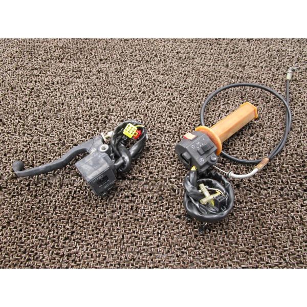 GN125　ハンドルスイッチ 左右 スロットル レバー商品説明始動確認済み車両からの取り外しとなります。使用感等に伴うキズございます。スイッチの切替確認とれております。左ハンドルスイッチに欠けございます(画像7枚目参照)。左ハンドルスイッチ...