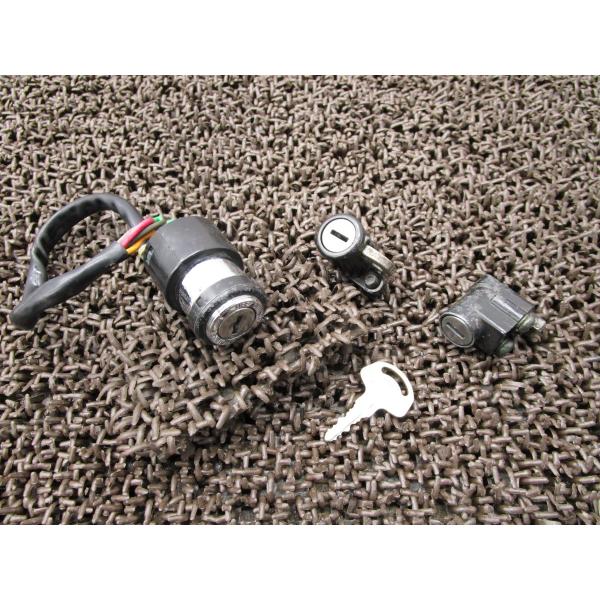 GN125　メインキーセット商品説明始動確認済み車両からの取り外しとなります。使用感等に伴うキズ、サビございます。カギの切替確認とれております。ハンドルロックの裏側に欠けございます(画像5枚目参照)。商品の状態は、画像にてご確認下さい。修復...