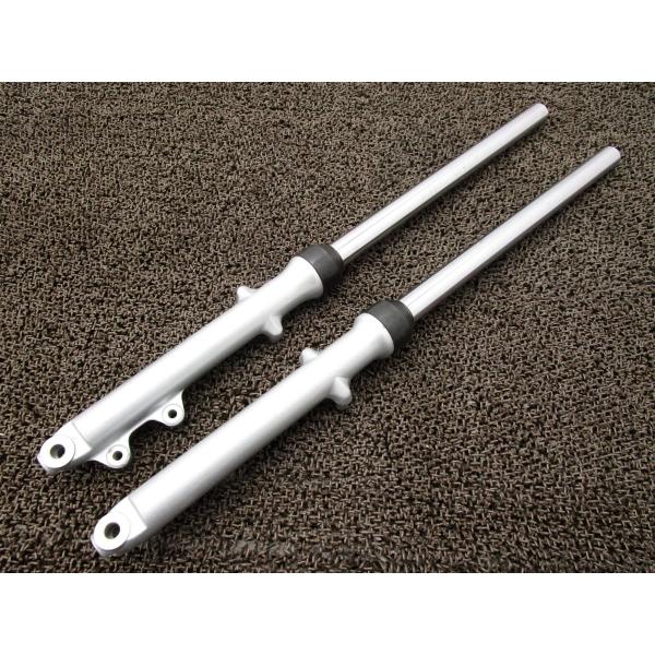 GN125　フロントフォーク商品説明始動確認済み車両からの取り外しとなります。使用感等に伴うキズございます。インナーに少々点サビございます。ストローク部分に点サビございます。アウターにスリキズございます。商品の状態は、画像にてご確認下さい。...