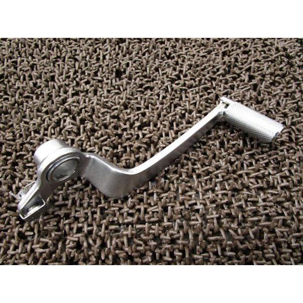 CB400SB レボ　ブレーキペダル商品説明始動確認済み車両からの取り外しとなります。使用感等に伴うキズ、サビございます。ペダル先端にガリキズございます。商品の状態は、画像にてご確認下さい。修復素材に、いかがですか♪中古品の為、神経質な方の...