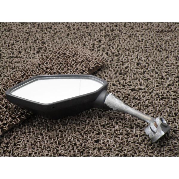 CB400SB レボ　ミラー商品説明始動確認済み車両からの取り外しとなります。使用感等に伴うキズ、サビございます。ケースにガリキズございます。商品の状態は、画像にてご確認下さい。修復素材に、いかがですか♪中古品の為、神経質な方のご入札はご遠...