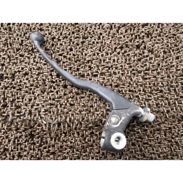GSX750S カタナ　クラッチレバー ホルダー商品説明使用感等に伴うキズございます。レバー先端にスリキズございます。商品の状態は、画像にてご確認下さい。修復素材に、いかがですか♪中古品の為、神経質な方のご入札はご遠慮願います。【車両情報】...