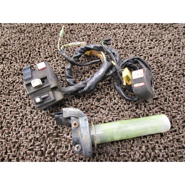 XLR250R　ハンドルスイッチ 左右 スロットル商品説明使用感等に伴うキズございます。スイッチの切替確認とれております。ボックス内の突起は削られております。スロットルのベースに膨らんでいる箇所ございます(画像9枚目参照)。左のスイッチにヒ...