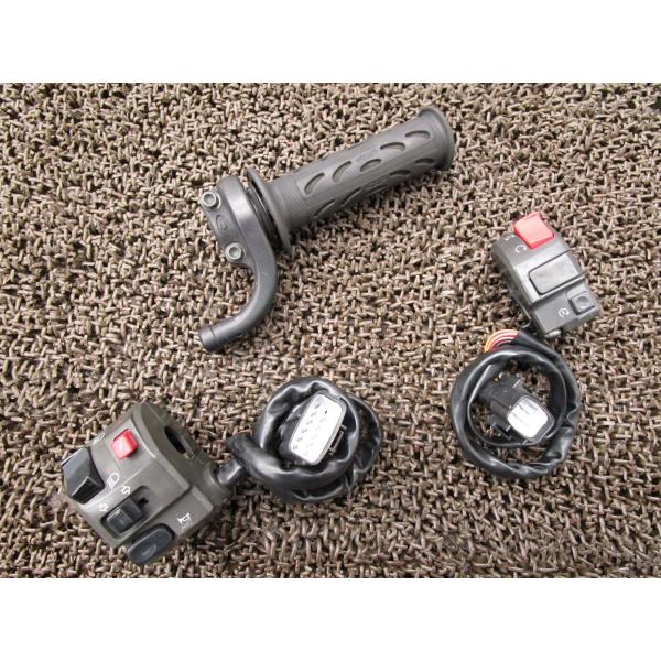 ドカティ ムルティストラーダ 1000DS　ハンドルスイッチ左右 スロットル商品説明始動確認済み車両からの取り外しとなります。使用感等に伴うキズございます。スイッチの切替確認取れております。ボックス内の突起はございます。商品の状態は、画像に...