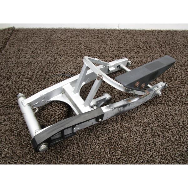 KSR-2　スイングアーム チェーンカバー アクスルシャフト商品説明始動確認済み車両からの取り外しとなります。使用感等に伴うキズ、サビございます。チェーンカバーにステッカー痕ございます。商品の状態は、画像にてご確認下さい。修復素材に、いかが...