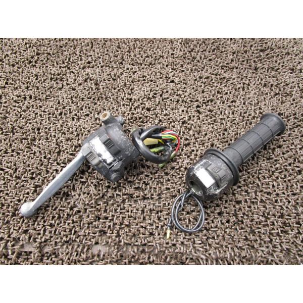 AR50S　ハンドルスイッチ 左右 スロットル レバー商品説明始動確認済み車両からの取り外しとなります。使用感等に伴うキズ、サビございます。スイッチの切替確認とれております。レバー先端にガリキズございます。商品の状態は、画像にてご確認下さい...