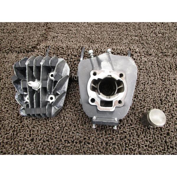 AR50S　シリンダーヘッド シリンダー ピストン商品説明始動確認済み車両からの取り外しとなります。使用感等に伴うキズ、サビございます。ピストンにツメが引っかかるキズございます。商品の状態は、画像にてご確認下さい。OH素材に、いかがですか♪...