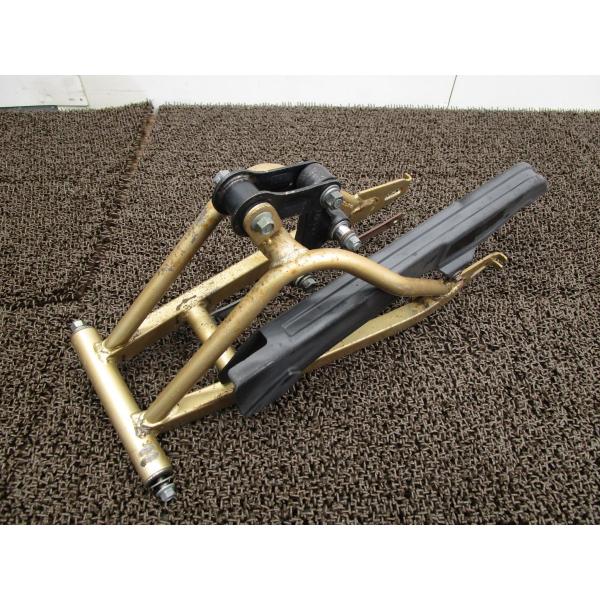 AR50S　スイングアーム チェーンカバー商品説明始動確認済み車両からの取り外しとなります。使用感等に伴うキズ、サビございます。チェーンカバーにステッカー痕ございます。商品の状態は、画像にてご確認下さい。修復素材に、いかがですか♪中古品の為...