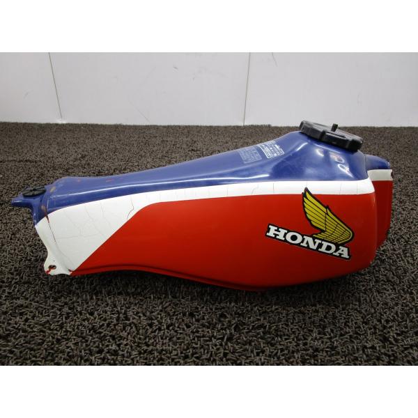 TLR200　ガソリンタンク フューエルコック商品説明始動確認済み車両からの取り外しとなります。使用感等に伴うキズ、サビございます。タンク内サビございます。右側給油口付近に約1cm程の凹み、右下部に約6cm程の凹みございます。フューエルコッ...