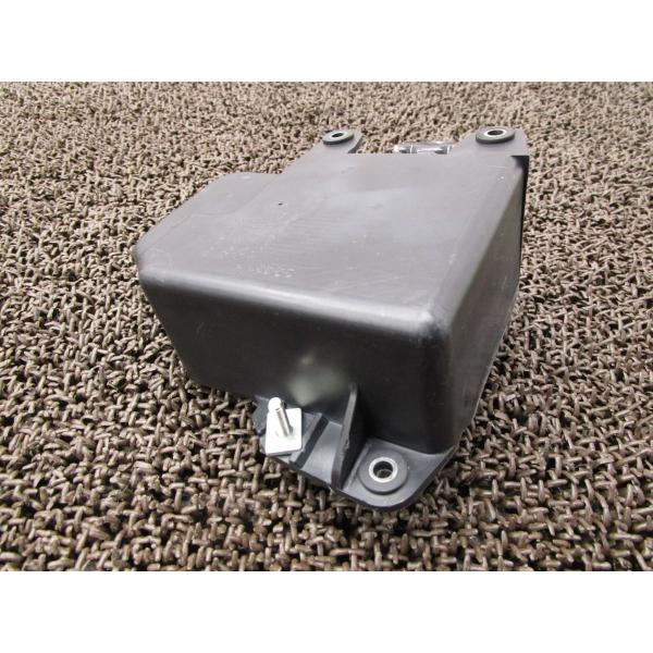 SL230　バッテリーボックス商品説明始動確認済み車両からの取り外しとなります。使用感等に伴うキズございます。商品の状態は、画像にてご確認下さい。修復素材に、いかがですか♪中古品の為、神経質な方のご入札はご遠慮願います。【車両情報】■メーカ...