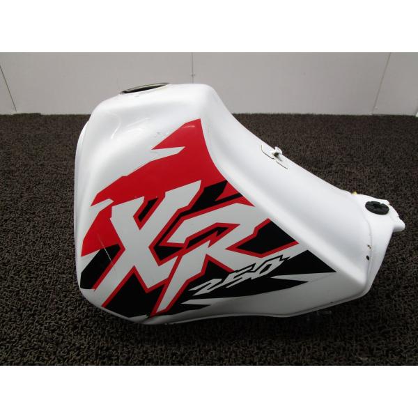 XR250　ガソリンタンク フューエルコック商品説明使用感等に伴うキズ、さびございます。タンク内サビございます。左側面に約８センチ、約６cm、約1cmの凹みございます。右後ろ側にパテ補修痕ございます。フューエルコックの切替確認とれております...