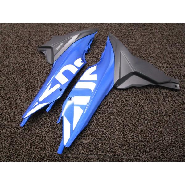 ジクサーSF250　サイドカウル 左右商品説明始動確認済み車両からの取り外しとなります。使用感等に伴うキズございます。ツメ欠けございます(画像7、8枚目参照)。欠損箇所ございます(画像9、10枚目参照)。商品の状態は、画像にてご確認下さい。...