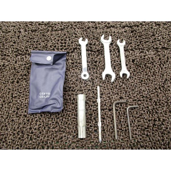 ジクサーSF250　車載工具商品説明始動確認済み車両からの取り外しとなります。使用感等に伴うキズございます。保存袋に穴あき、破れございます。商品の状態は、画像にてご確認下さい。修復素材に、いかがですか♪中古品の為、神経質な方のご入札はご遠慮...