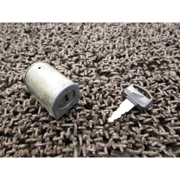 マグナ50　ハンドルロック キーセット商品説明使用感等に伴うキズございます。カギの切替確認取れております。商品の状態は、画像にてご確認下さい。修復素材に、いかがですか♪中古品の為、神経質な方のご入札はご遠慮願います。【車両情報】■メーカー：...