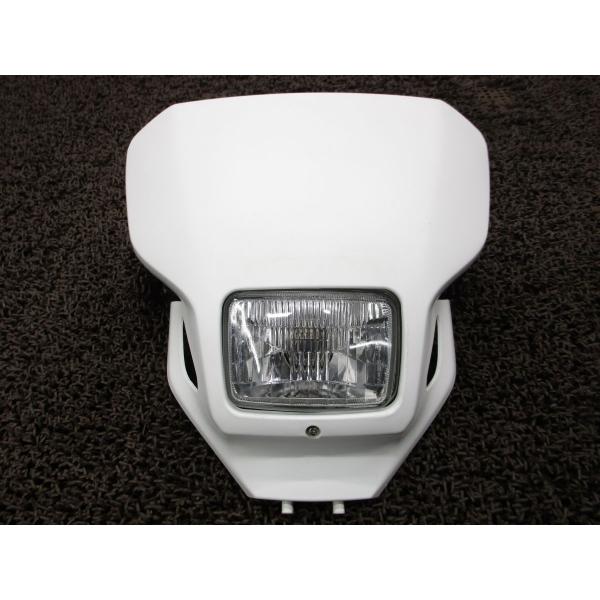 CRM250AR　ヘッドライト カウル商品説明使用感等に伴うキズございます。スプリングは真っ二つに折れております(画像8枚目の部分)。商品の状態は、画像にてご確認下さい。修復素材に、いかがですか♪中古品の為、神経質な方のご入札はご遠慮願いま...