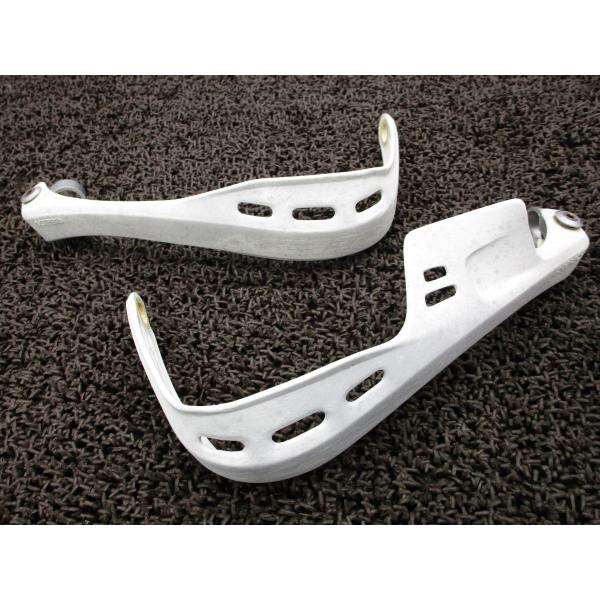 CRM250AR　ACERBIS ナックルガード 左右商品説明使用感等に伴うキズ、劣化に伴う細かなヒビございます。ヒビ、割れ、欠け、カット加工ございます(画像8、9、10枚目参照)。商品の状態は、画像にてご確認下さい。修復素材に、いかがです...