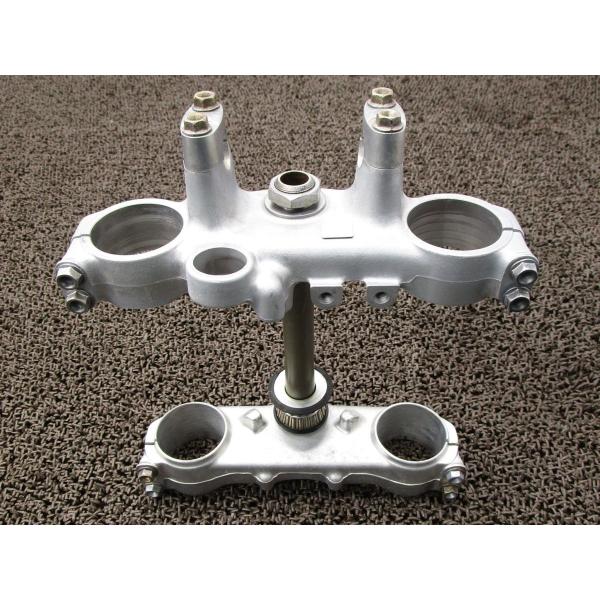 CRM250AR　倒立 トップブリッジ ステム商品説明使用感等に伴うキズ、サビございます。ステムシャフトにキズございます。商品の状態は、画像にてご確認下さい。修復素材に、いかがですか♪中古品の為、神経質な方のご入札はご遠慮願います。【車両情...