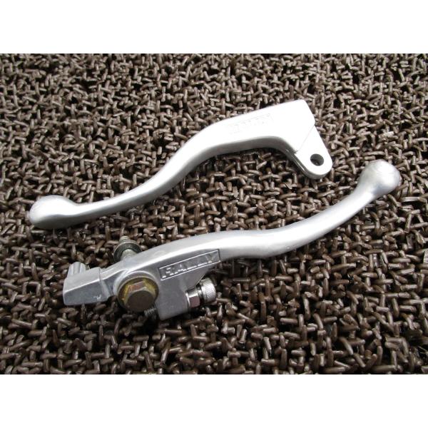 CRM250AR　社外 ラリー レバーセットブレーキ クラッチ商品説明使用感等に伴うキズございます。レバー先端にガリキズございます。商品の状態は、画像にてご確認下さい。カスタム素材に、いかがですか♪中古品の為、神経質な方のご入札はご遠慮願い...