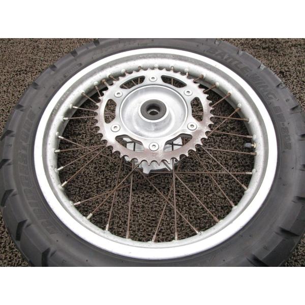 CRM250AR　リアホイール スプロケット商品説明使用感等に伴うキズ、サビございます。ホイールにガリキズございます。商品の状態は、画像にてご確認下さい。修復素材に、いかがですか♪中古品の為、神経質な方のご入札はご遠慮願います。【車両情報】...