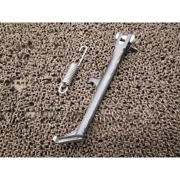 エストレヤRSカスタム　サイドスタンド商品説明始動確認済み車両からの取り外しとなります。使用感等に伴うキズ、サビございます。商品の状態は、画像にてご確認下さい。修復素材に、いかがですか♪中古品の為、神経質な方のご入札はご遠慮願います。【車両...