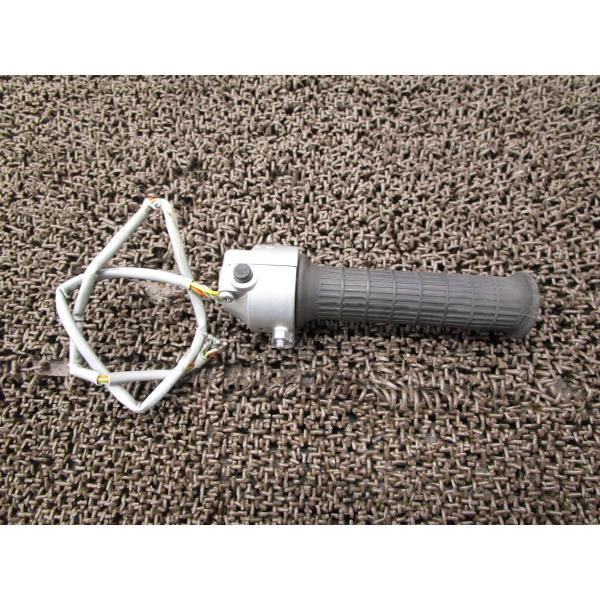 B125　ハンドルスイッチ 右 スロットル商品説明使用感等に伴うキズございます。スイッチの切替確認とれておりますが、スイッチカバーは欠品しております。商品の状態は、画像にてご確認下さい。修復素材に、いかがですか♪中古品の為、神経質な方のご入...