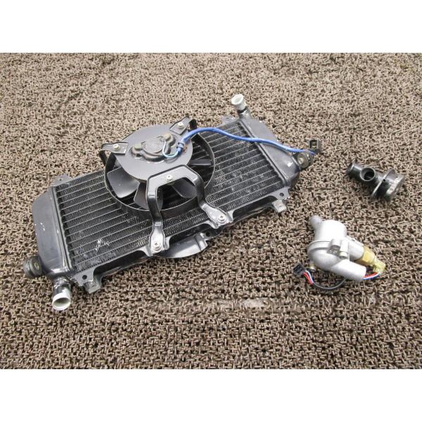 FZR400　ラジエター サーモスタット商品説明始動確認済み車両からの取り外しとなります。使用感等に伴うキズ、サビございます。フィン潰れございます。商品の状態は、画像にてご確認下さい。修復素材に、いかがですか♪中古品の為、神経質な方のご入札...