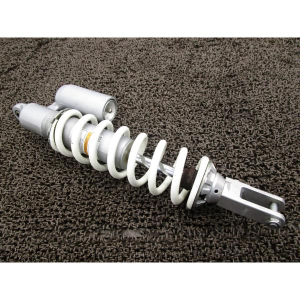 KX250F　リアサスペンション商品説明始動確認済み車両からの取り外しとなります。使用感等に伴うキズ、サビございます。ロッド可動部にサビ見受けられません。バンプラバーに劣化に伴うヒビ、割れ、欠けございます。商品の状態は、画像にてご確認下さい...